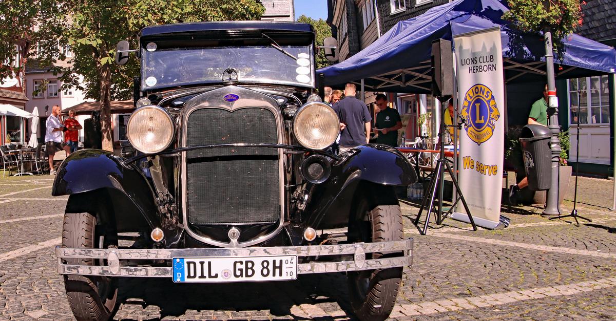 Viele Oldtimerfreunde bei „Herborner Classics“